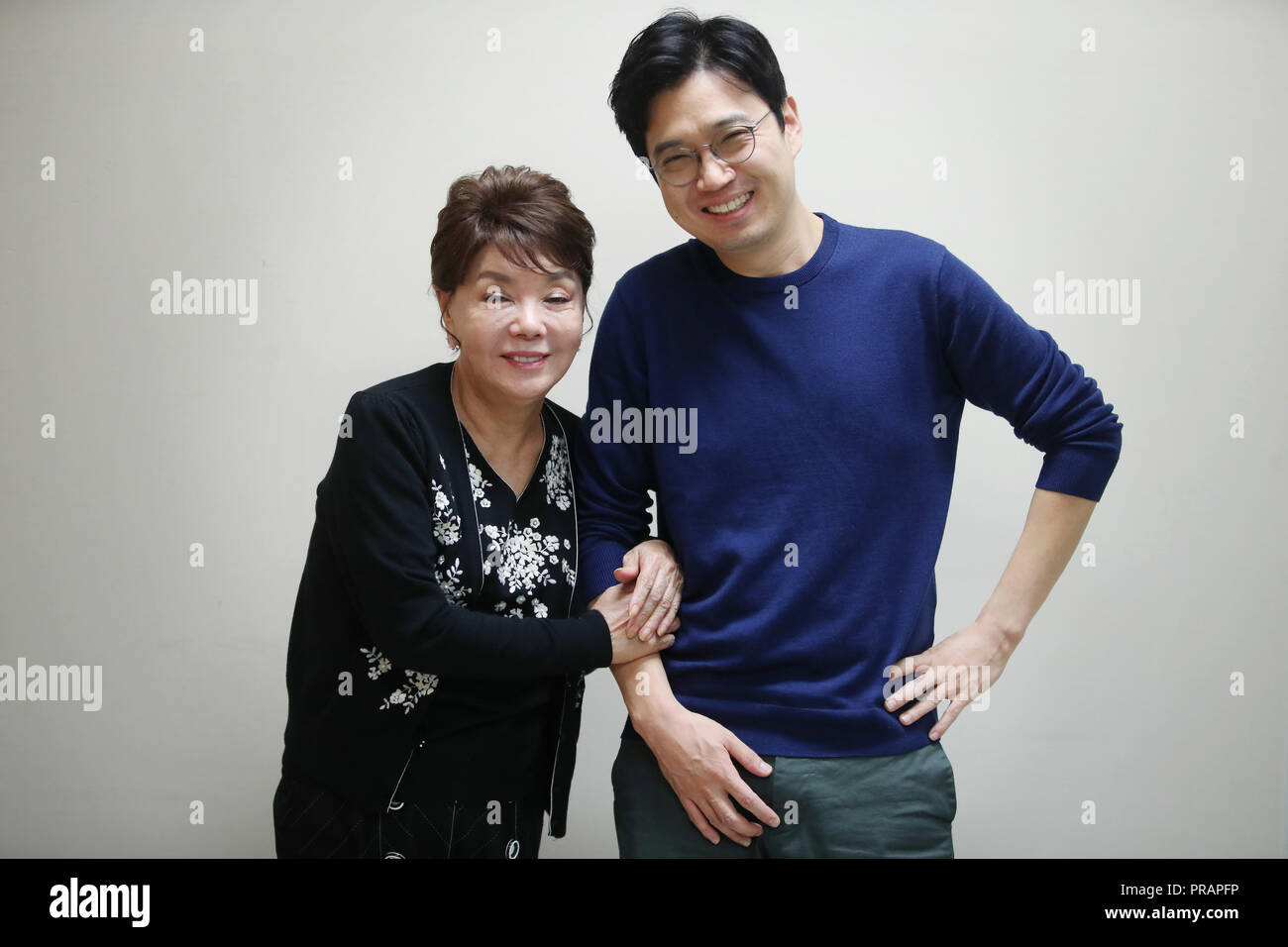 01st Oct, 2018. S. Korean actress Kim Soo-mi and producer Moon Tae-joo ...