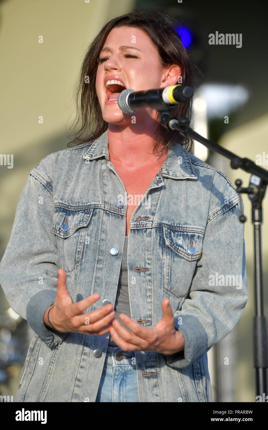 Actress alyssa milano hi-res stock photography and images - Alamy