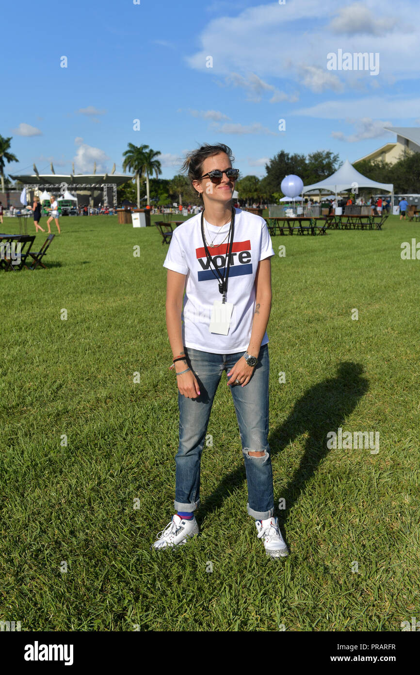 Actress alyssa milano hi-res stock photography and images - Alamy