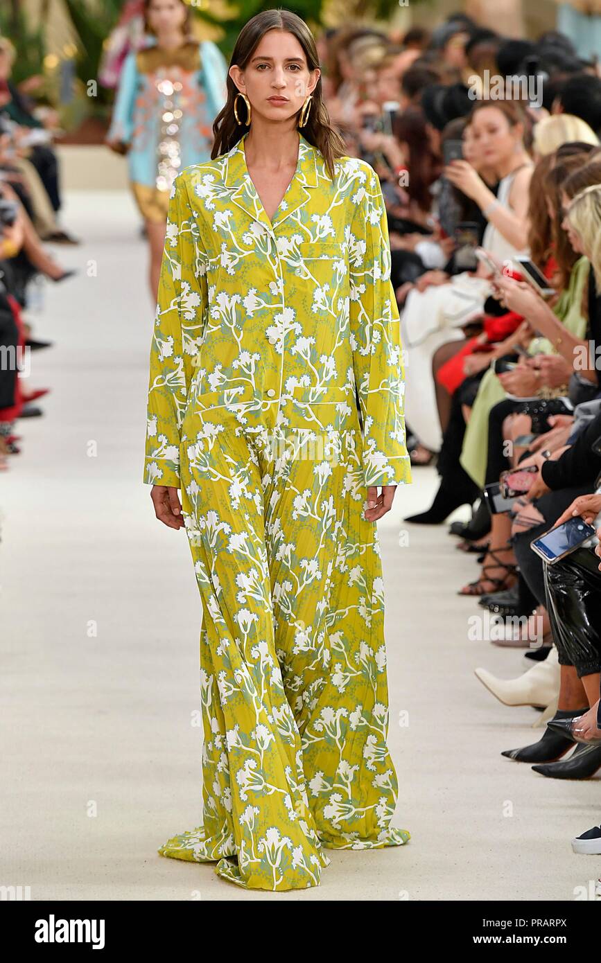 Valentino model hi-res stock photography and images - Alamy