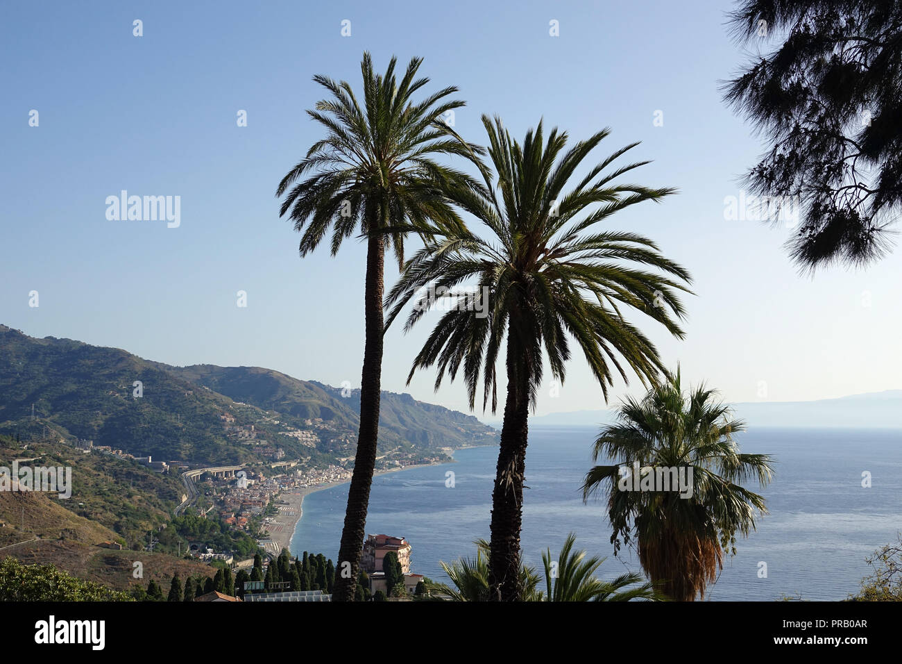 Taormina, Italy. 05th Sep, 2018. View through palm trees from Taormina ...