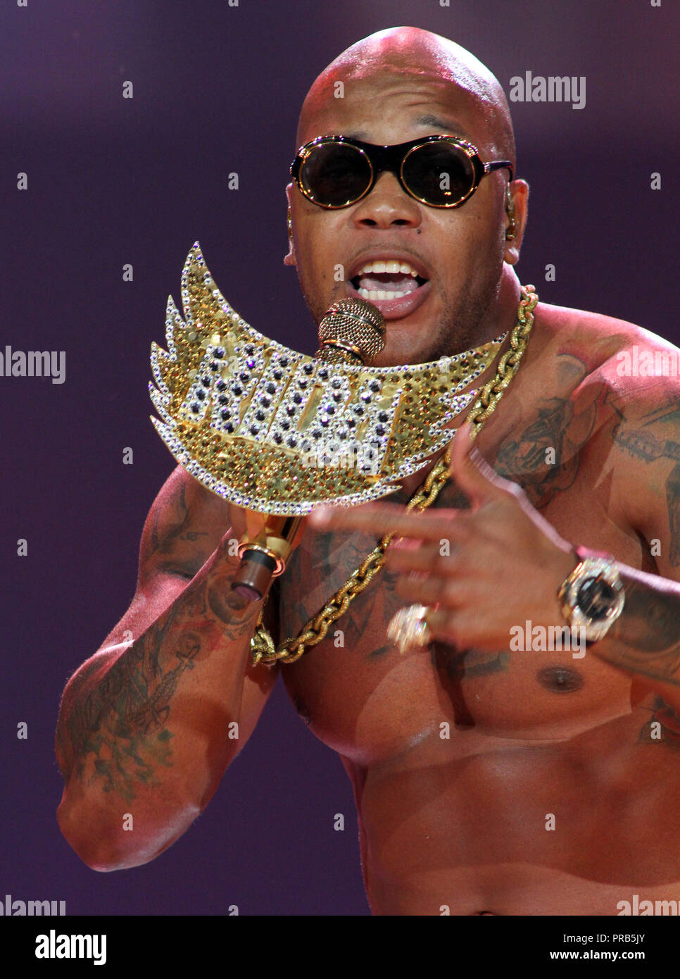 Flo Rida makes a surprise visit as Jennifer Lopez performs in concert ...