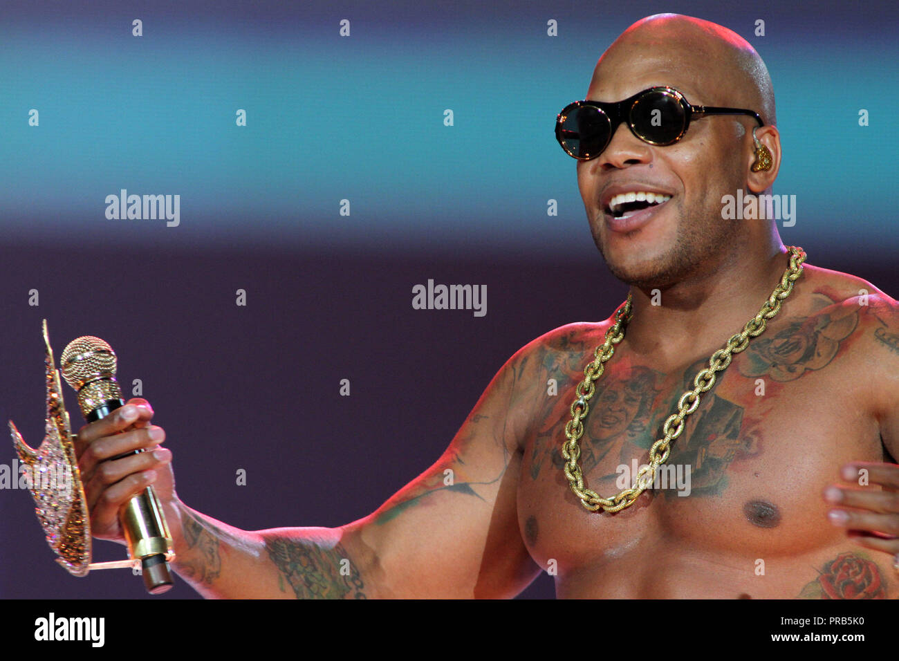 Flo Rida makes a surprise visit as Jennifer Lopez performs in concert ...