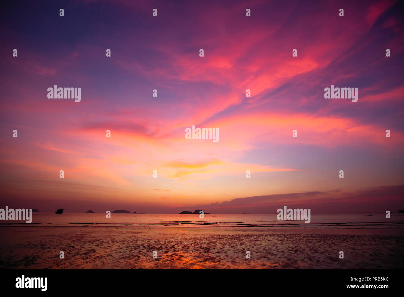 Dramatic cloudes hi-res stock photography and images - Alamy