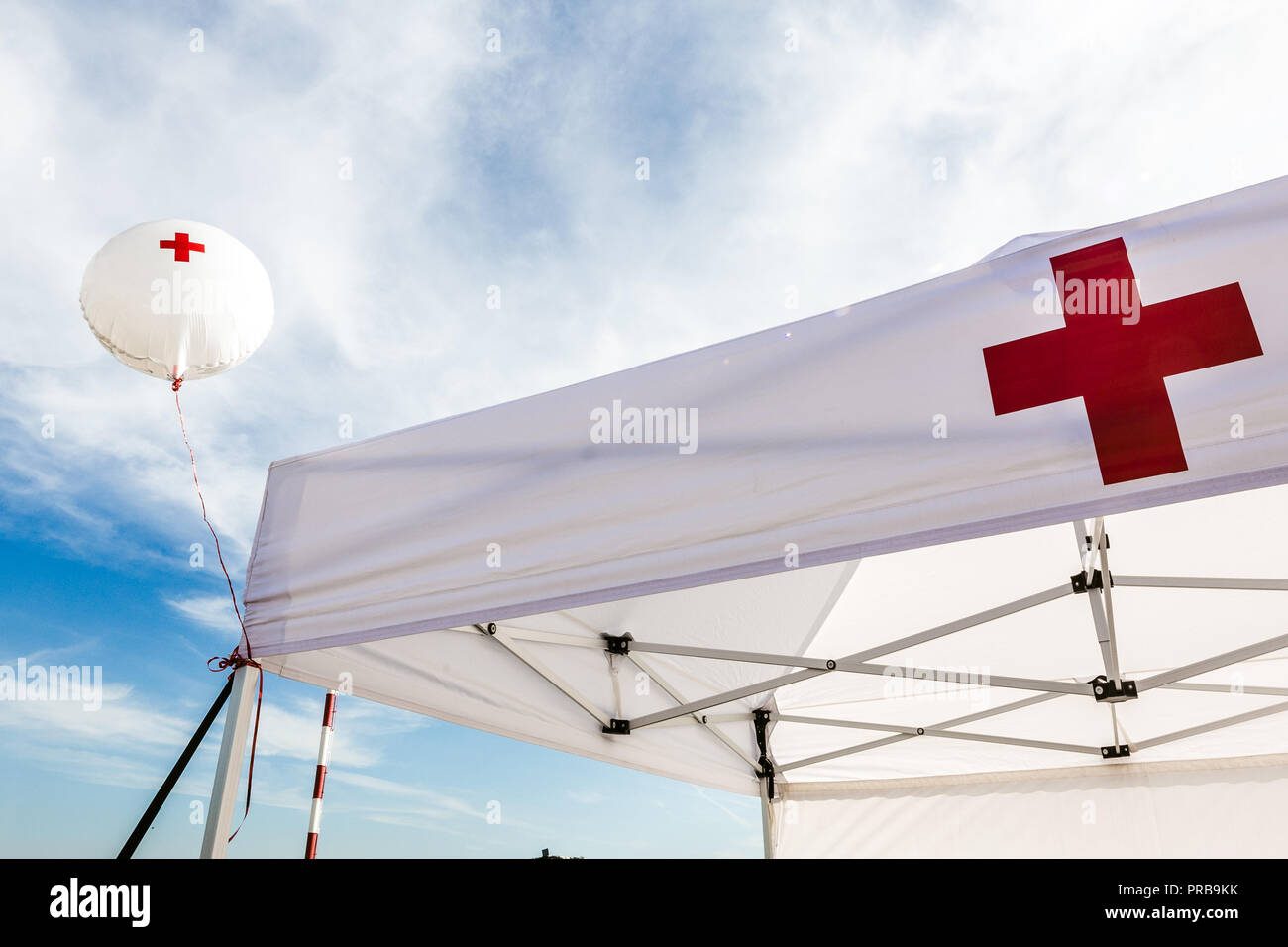 Red cross medical tent hi-res stock photography and images - Alamy