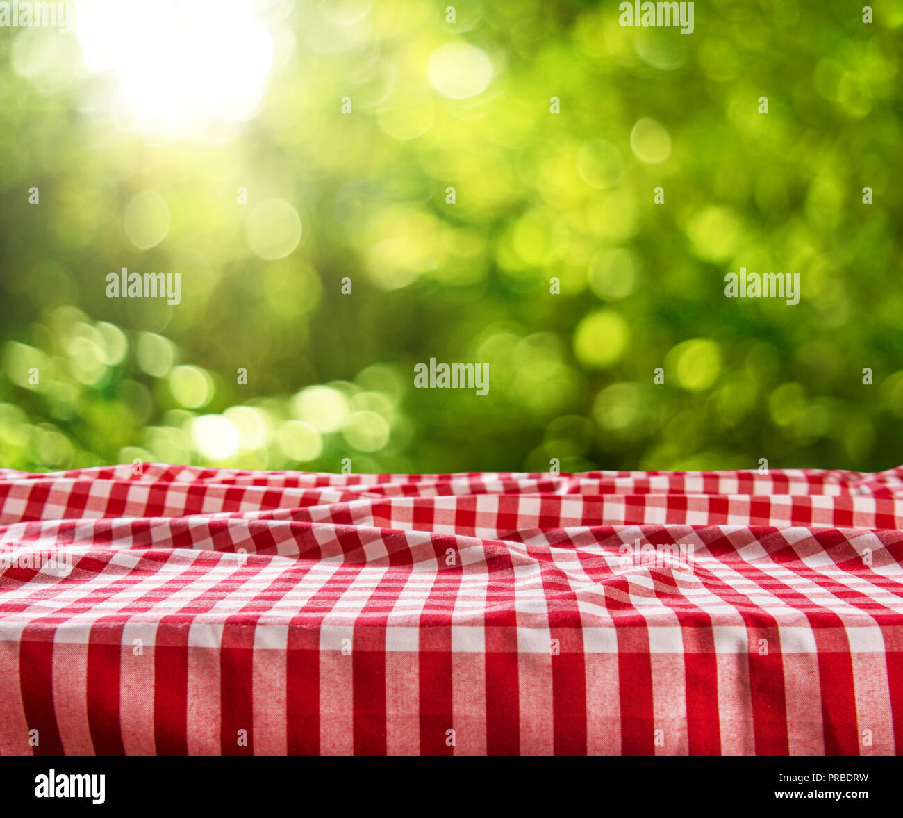 Checkered cloth table outdoors hi-res stock photography and images - Alamy