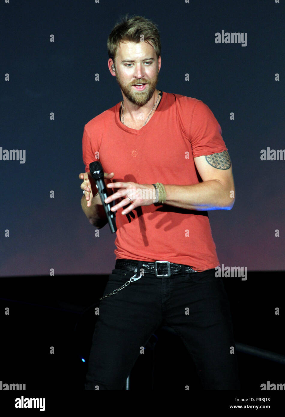 Charles kelly of lady antebellum hi-res stock photography and images ...