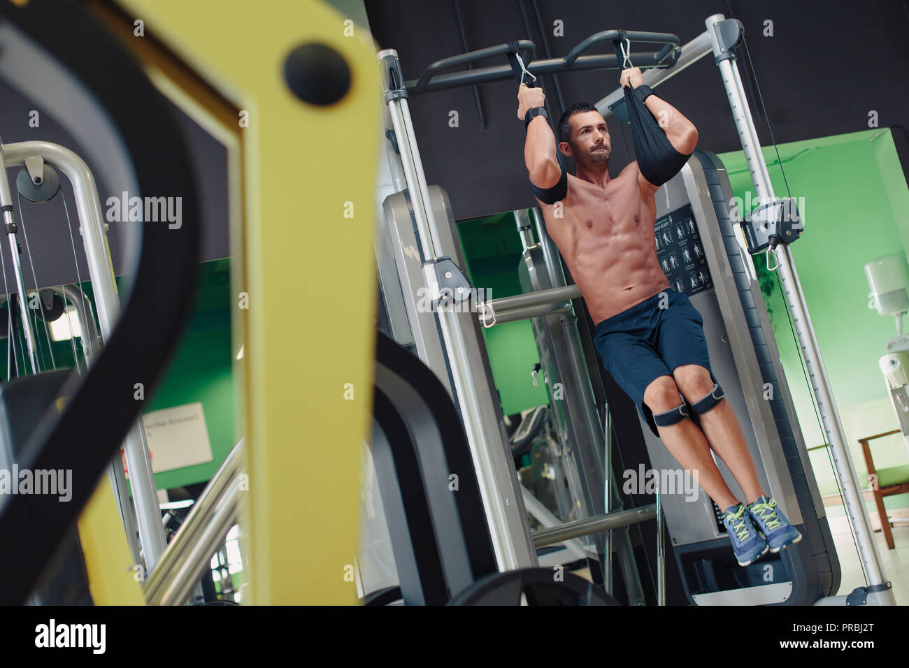 Man training his abs in the gym Stock Photo - Alamy