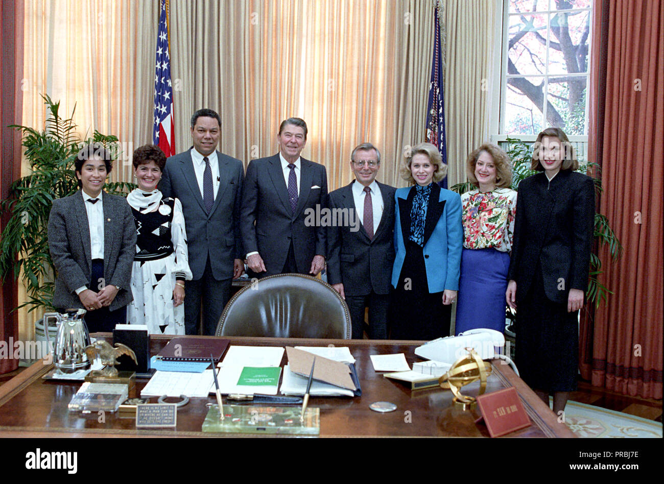 President reagan with colin powell hi-res stock photography and images ...