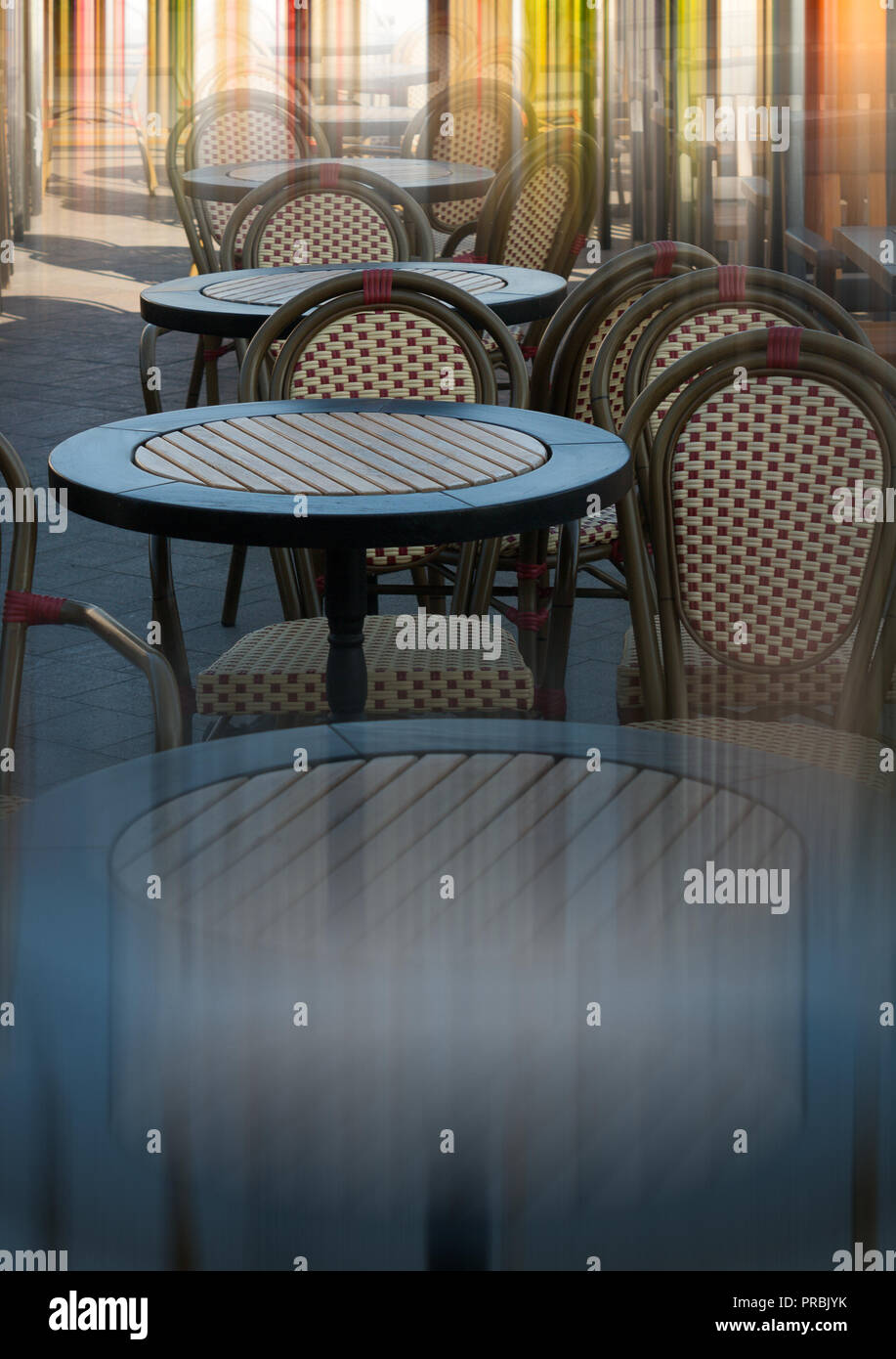 Street cafe empty circular table background Stock Photo - Alamy