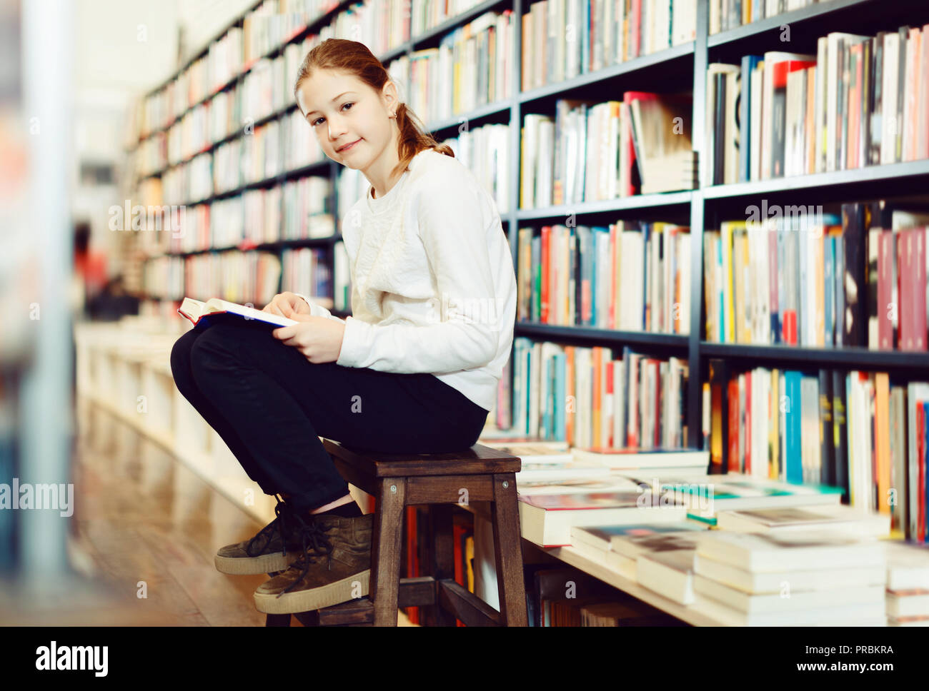 Girl on library ladder hi-res stock photography and images - Alamy