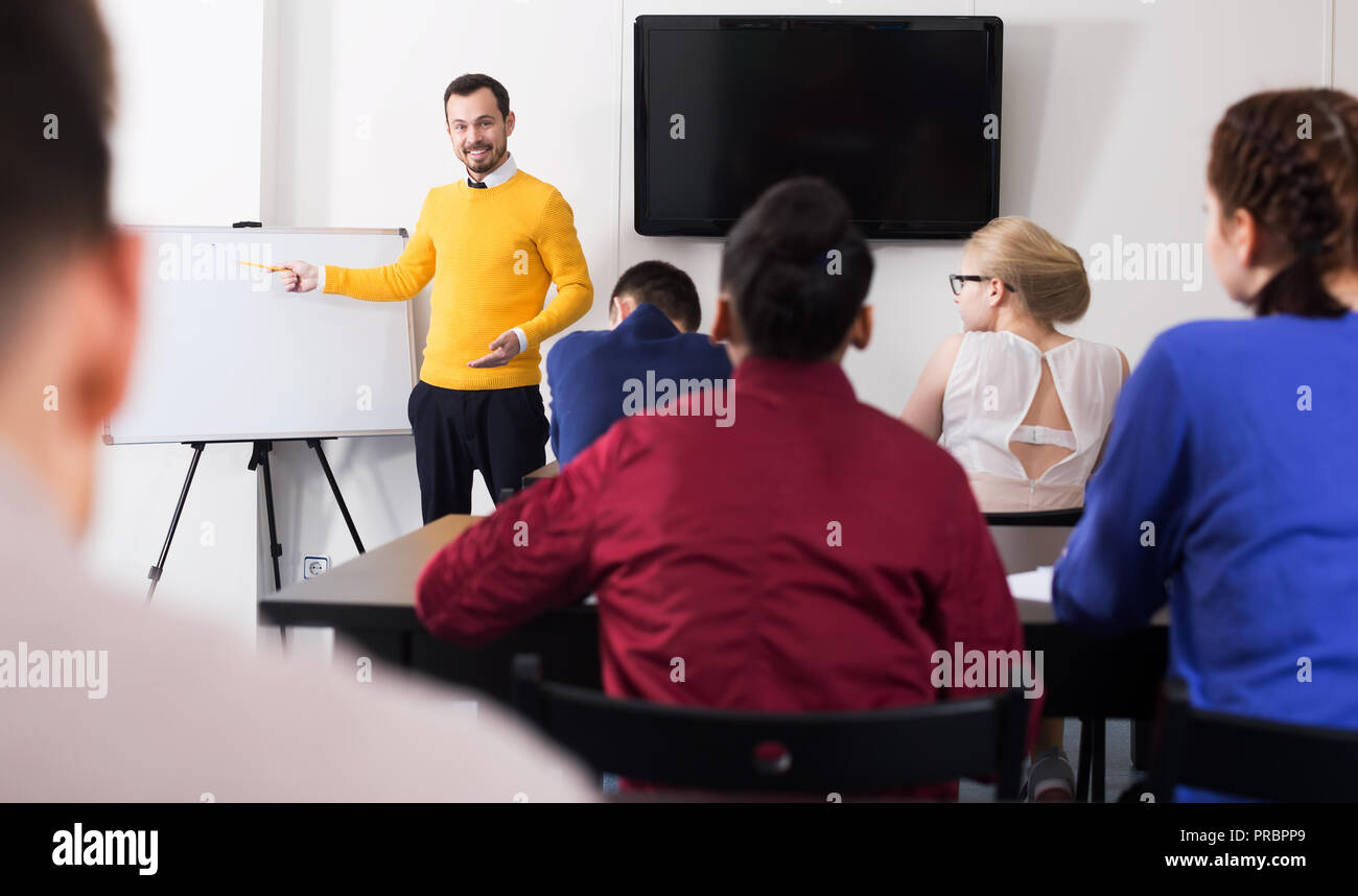 Pupils listening teacher during class hi-res stock photography and ... Pupils listening teacher during class hi-res stock photography and ...