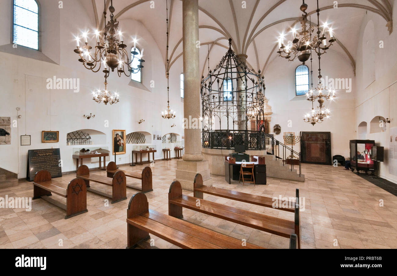 Synagogue bimah hi-res stock photography and images - Alamy
