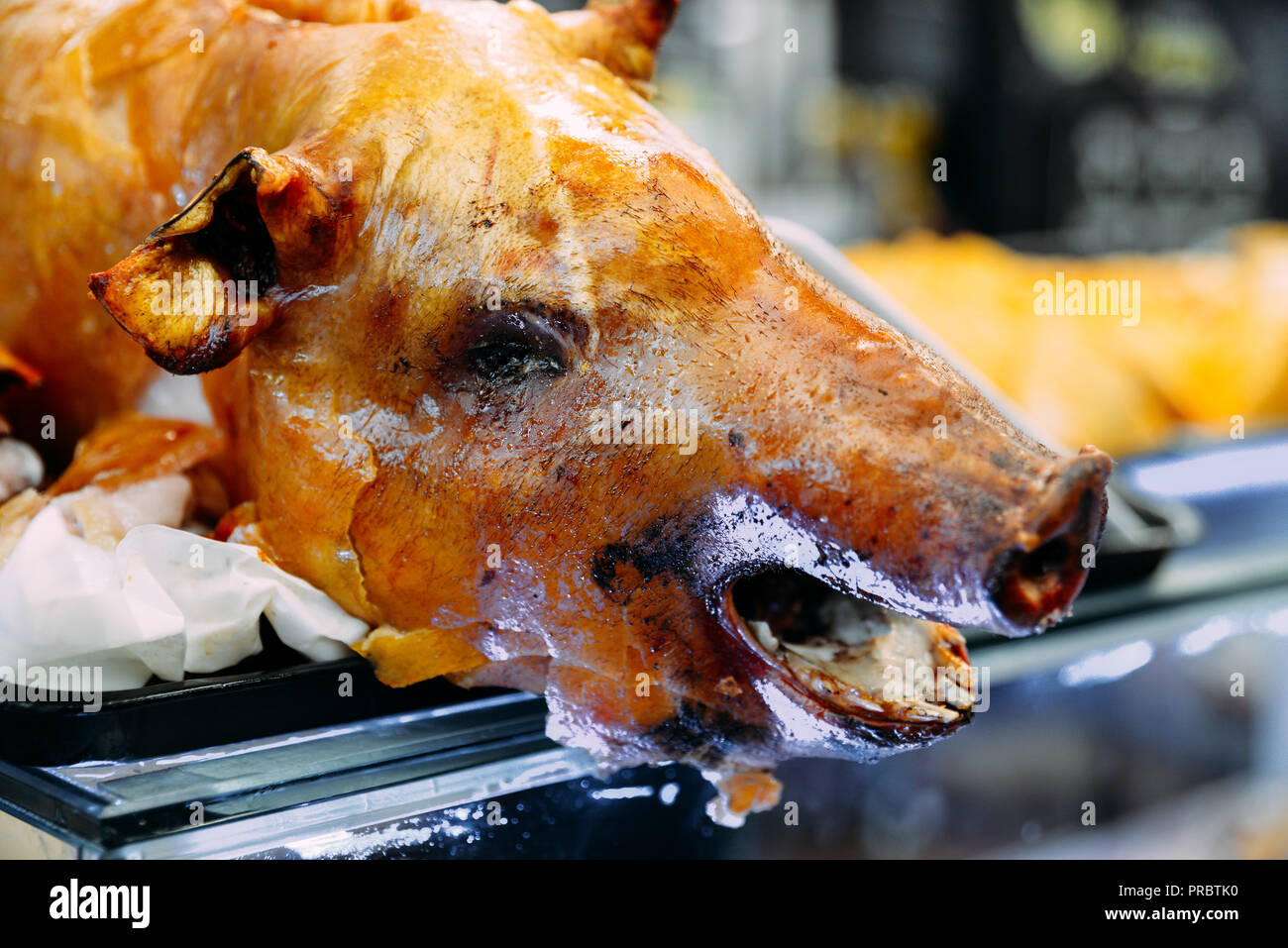 Dead pig head hi-res stock photography and images - Alamy