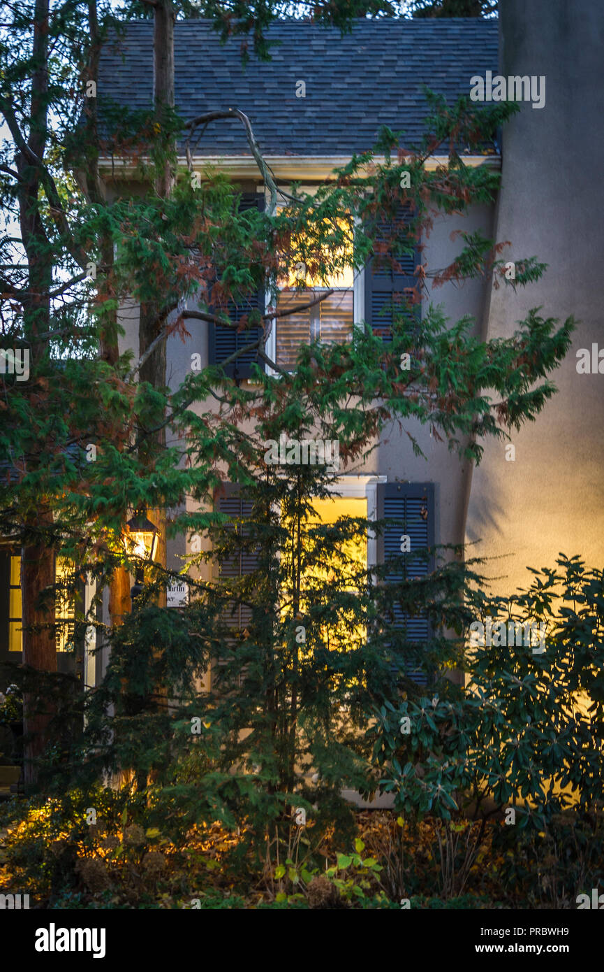 Night house exterior suburbs hi-res stock photography and images - Alamy