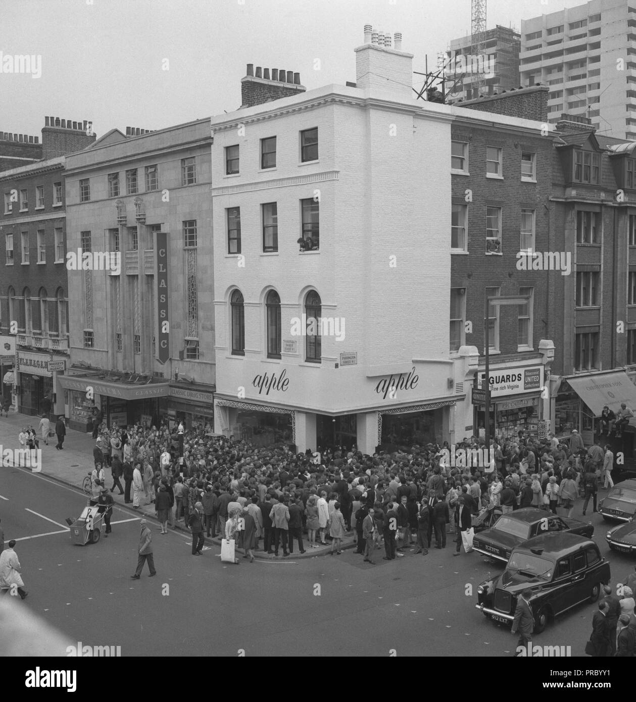 Beatles crowd 60s hi-res stock photography and images - Alamy