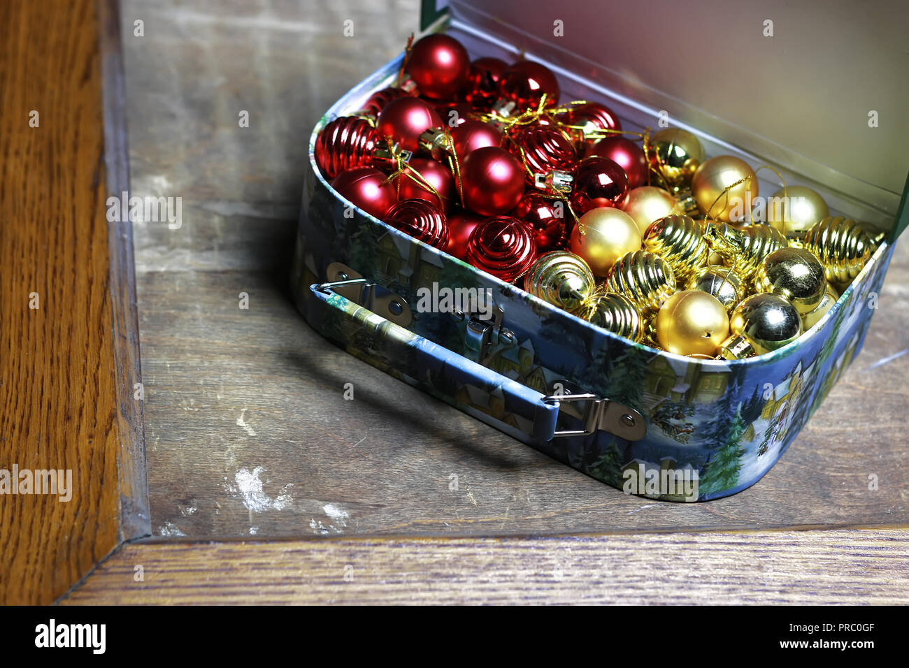 red ball in a box Stock Photo - Alamy