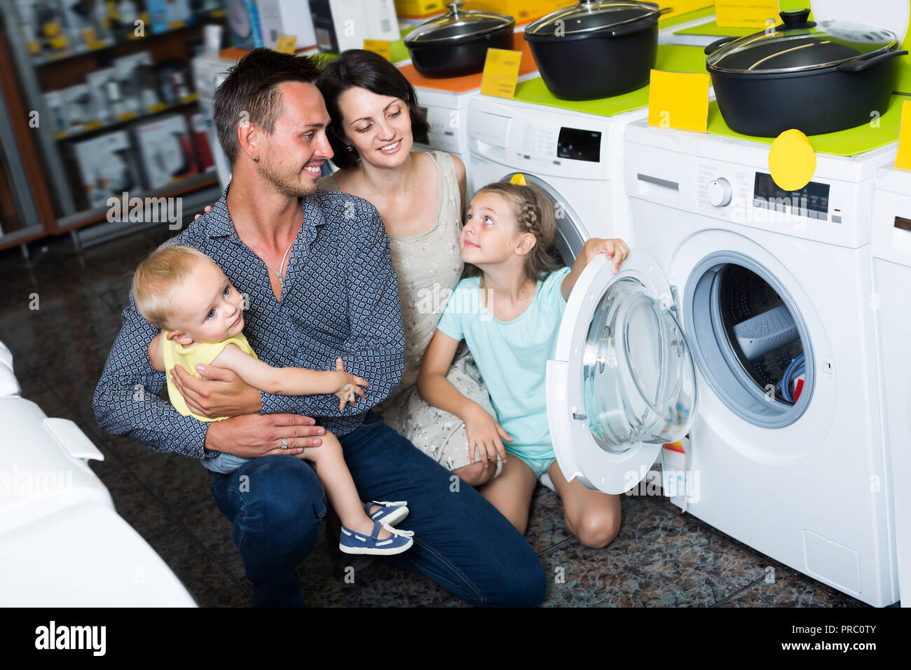 Children 10 shopping together hi-res stock photography and images - Alamy