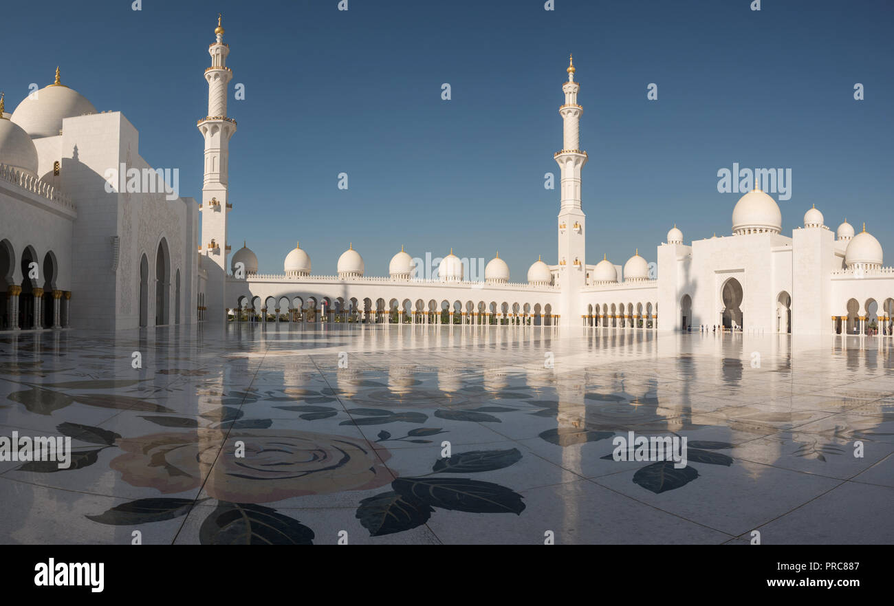 The beautiful Sheikh Zayed Grand Mosque in Abu Dhabi Stock Photo - Alamy