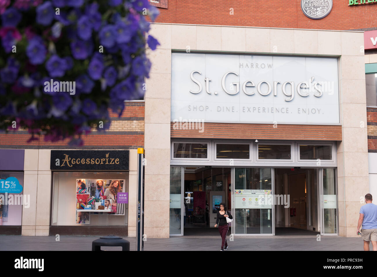 Entrance to st georges shopping centre hi-res stock photography and ...