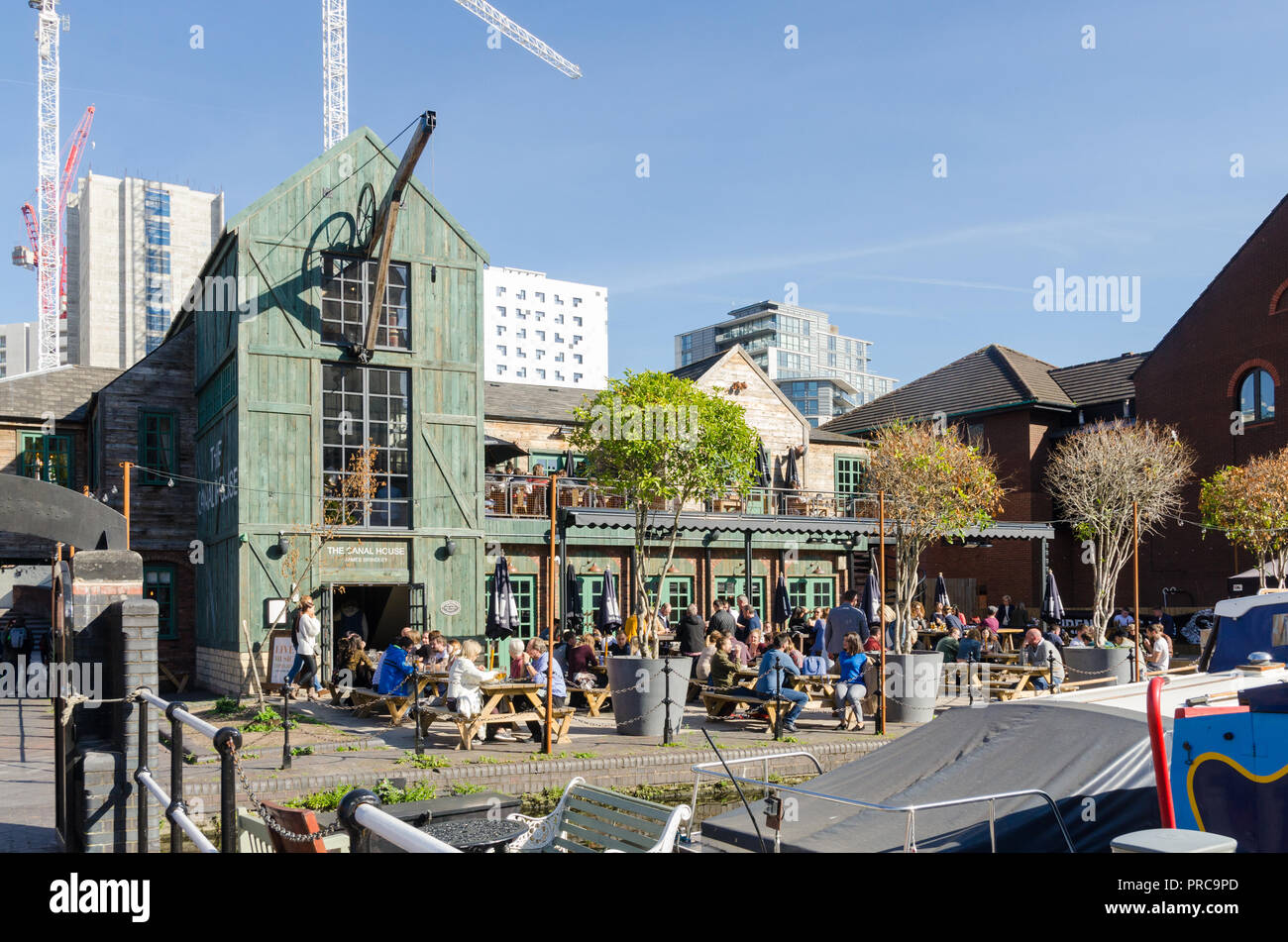 Busy pub hi-res stock photography and images - Alamy