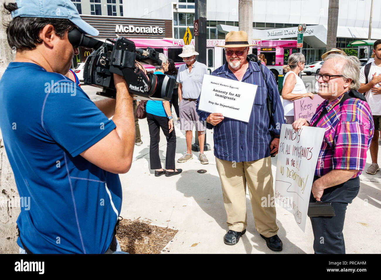 Hispanic holding signs posters hi-res stock photography and images - Alamy