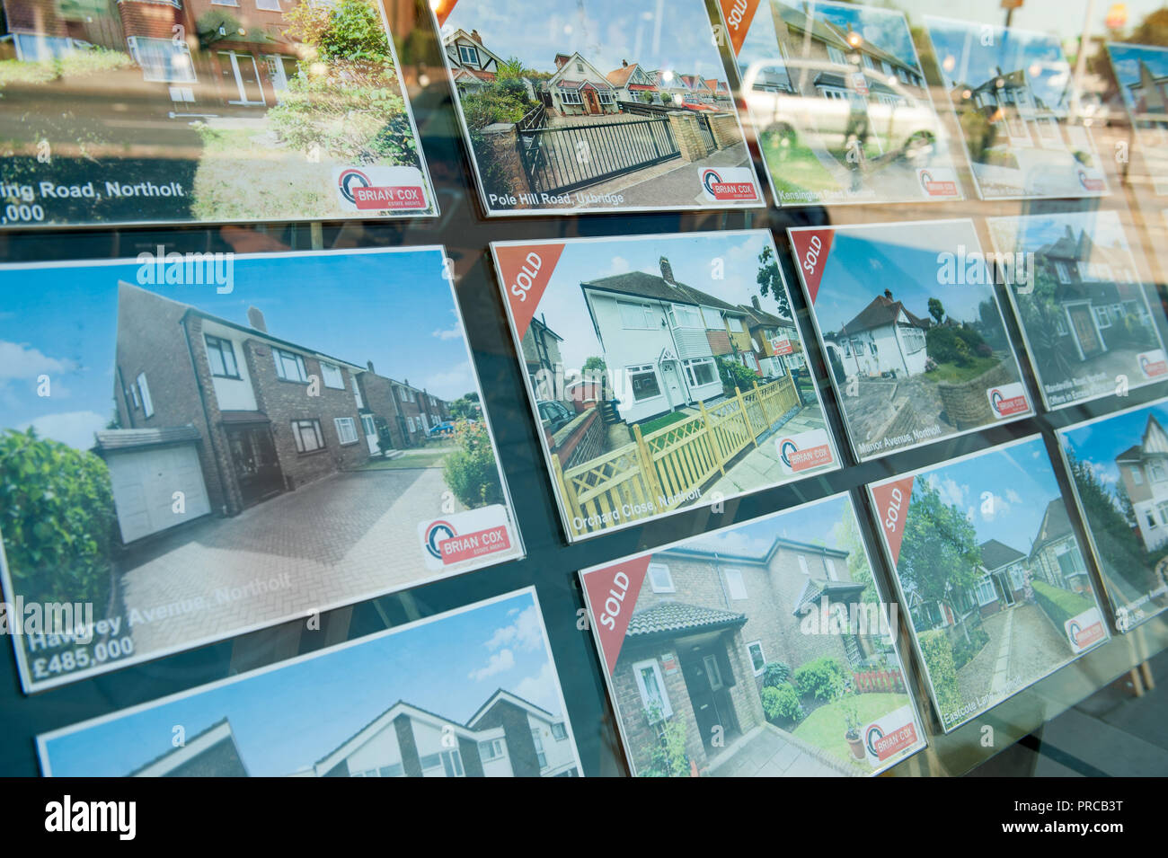 Real estate agent shop window hi-res stock photography and images - Alamy
