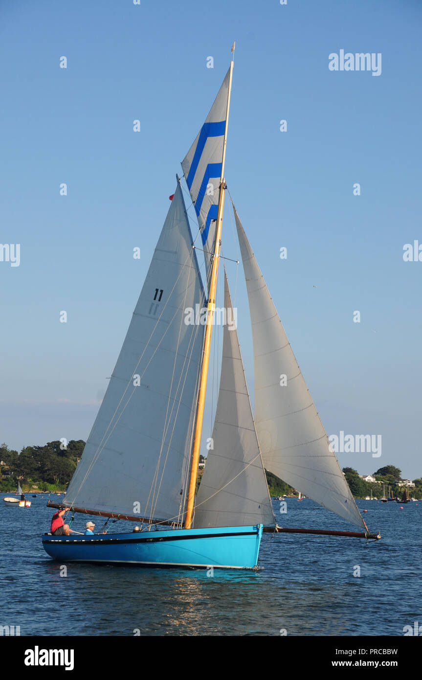 Oyster boat under sail hi-res stock photography and images - Alamy