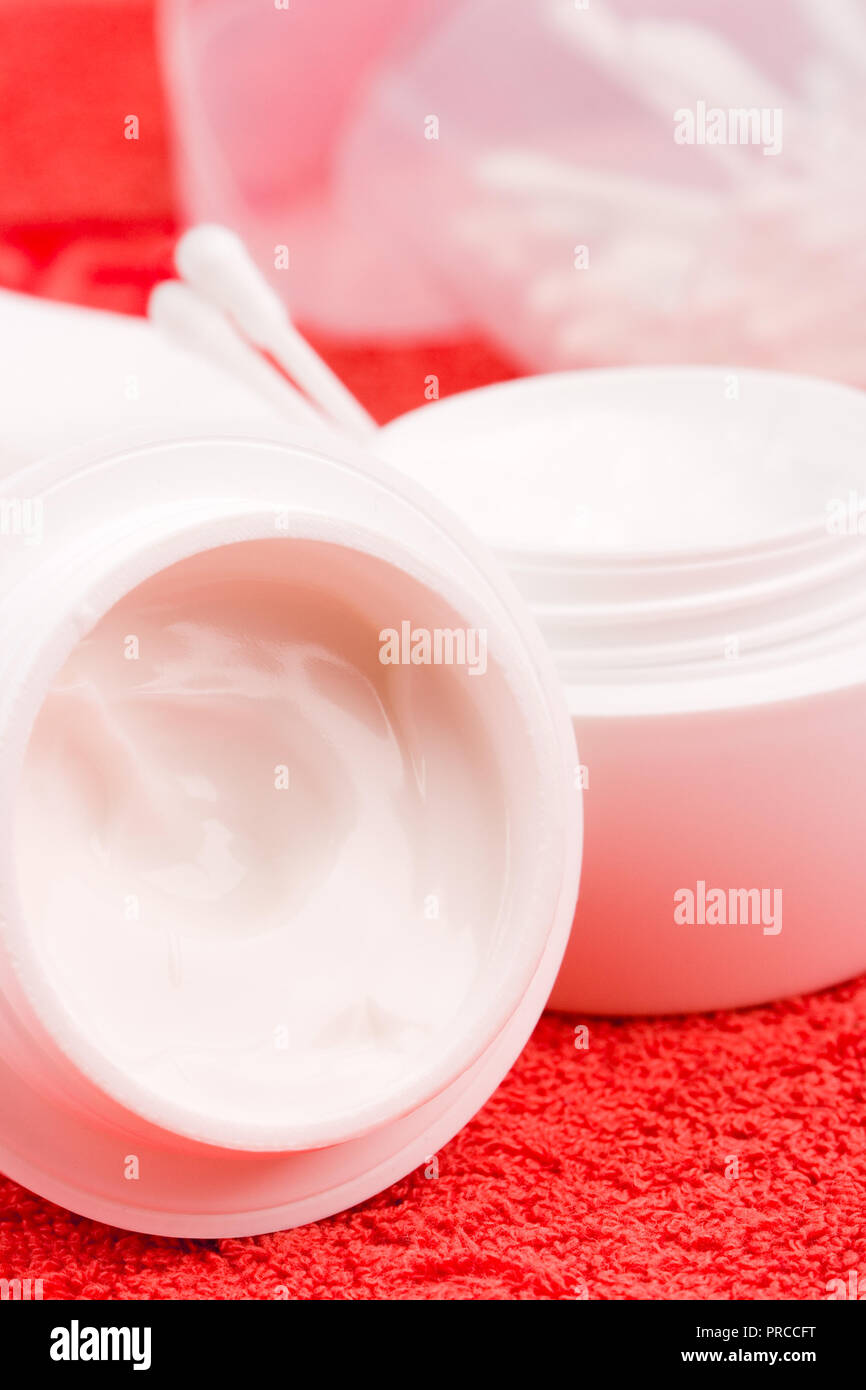 closeup of facial cream and cotton swabs - cosmetics Stock Photo - Alamy
