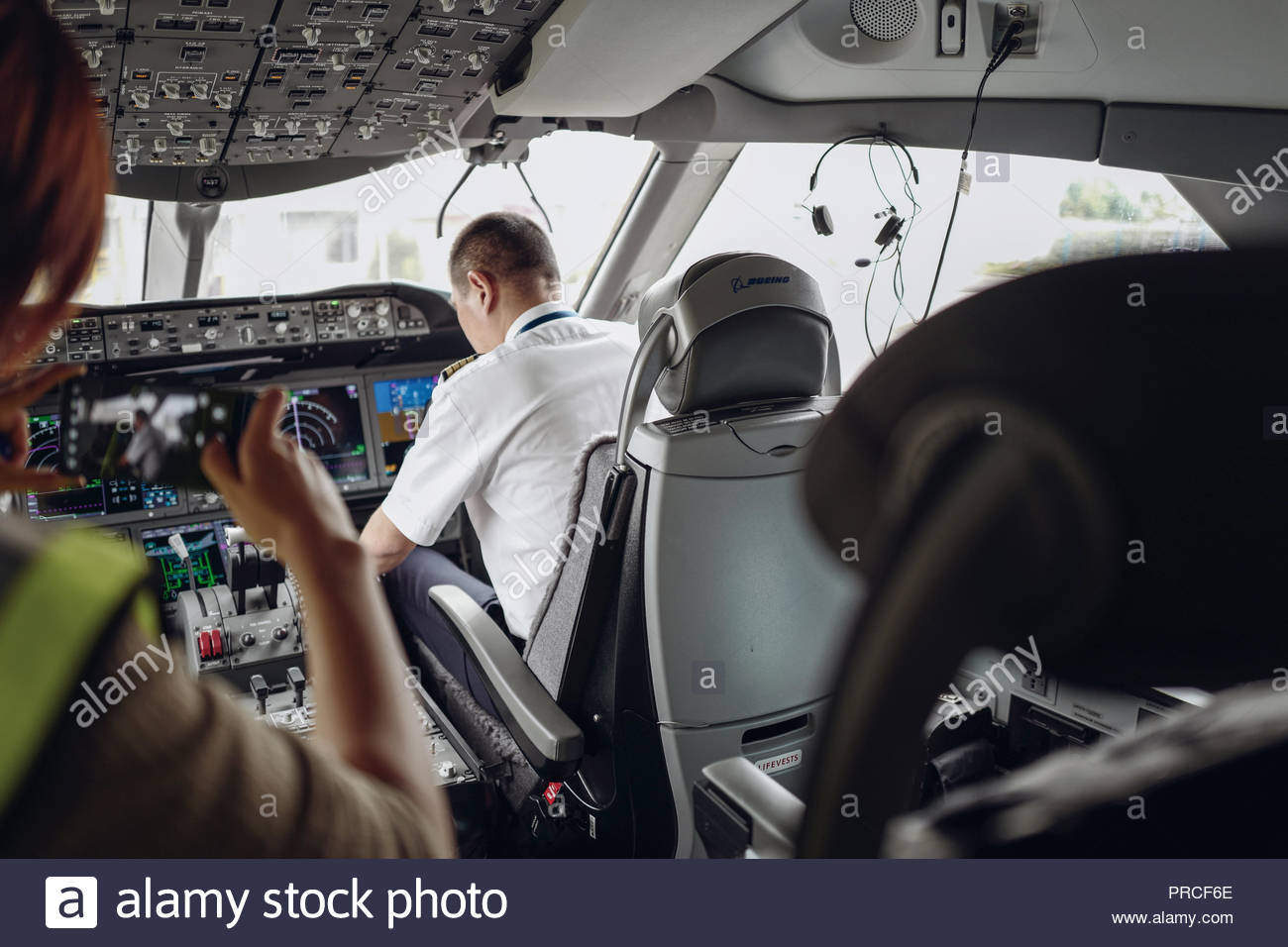 Cockpit Boeing 787 B787 Dreamliner Stock Photos & Cockpit Boeing 787 ...