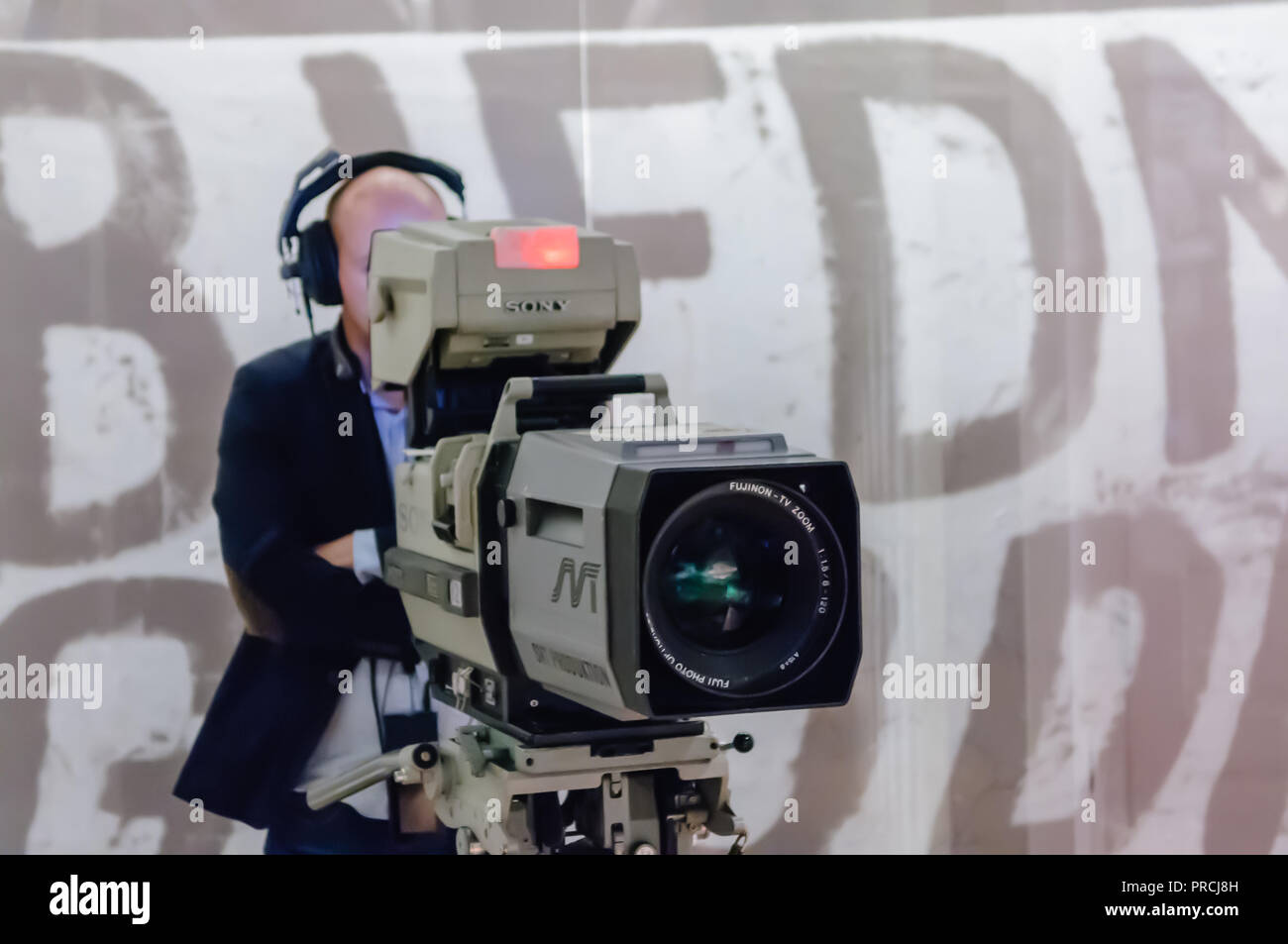 Tv television news reporter cameraman hi-res stock photography and ...