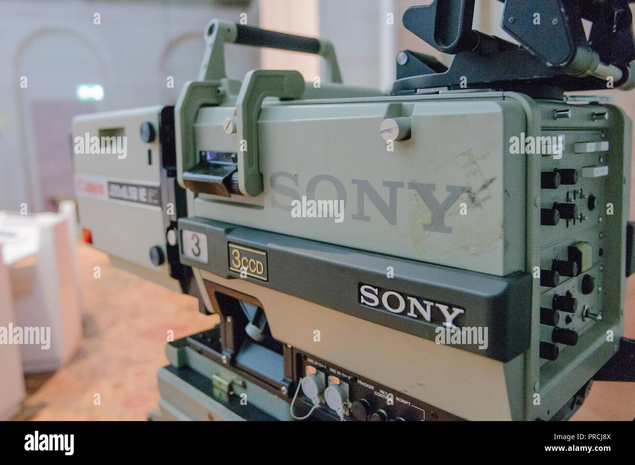 News broadcast studio hi-res stock photography and images - Alamy