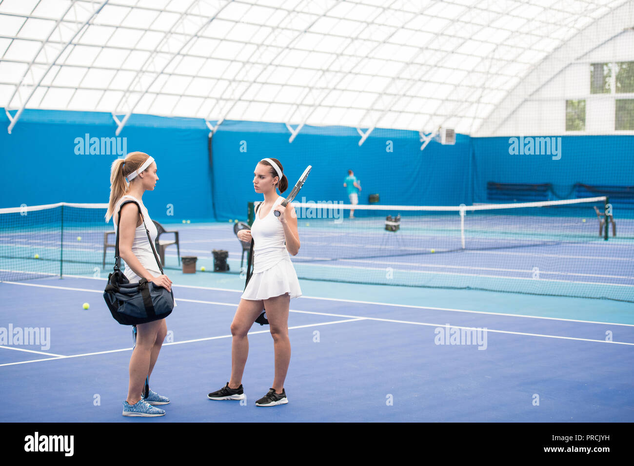 Female tennis players talking hi-res stock photography and images - Alamy