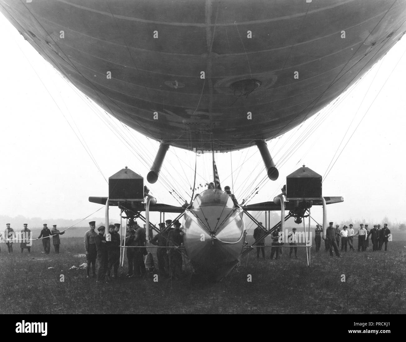 World war i dirigible hi-res stock photography and images - Alamy
