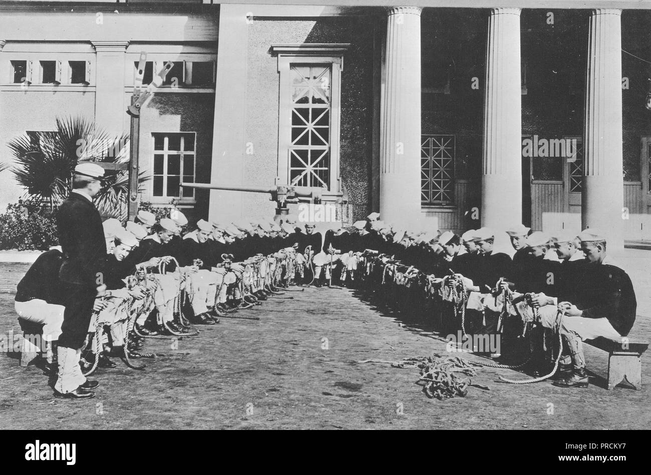 U s navy knot tying hi-res stock photography and images - Alamy