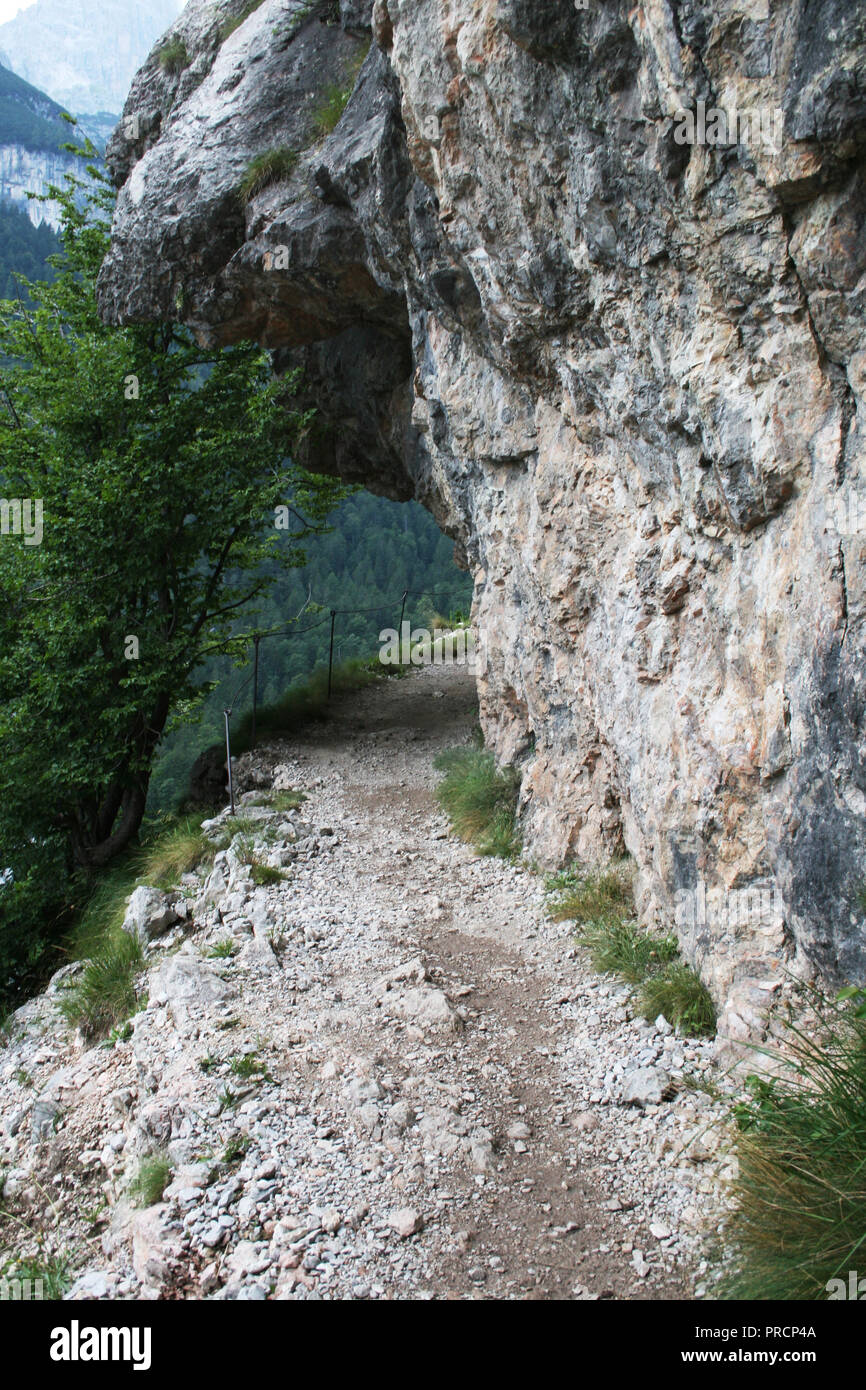 Narrow passage thoroughfare hi-res stock photography and images - Alamy