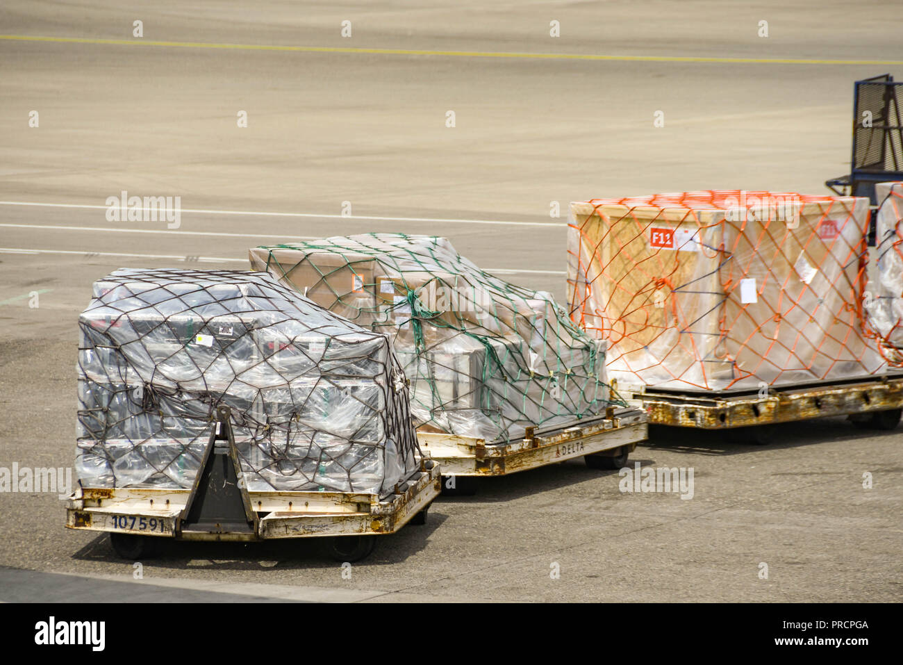 Pallet wrapped hi-res stock photography and images - Alamy