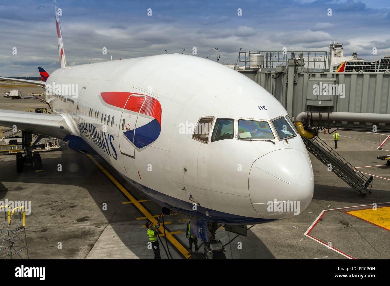 Airplane attached to an airbridge hi-res stock photography and images ...