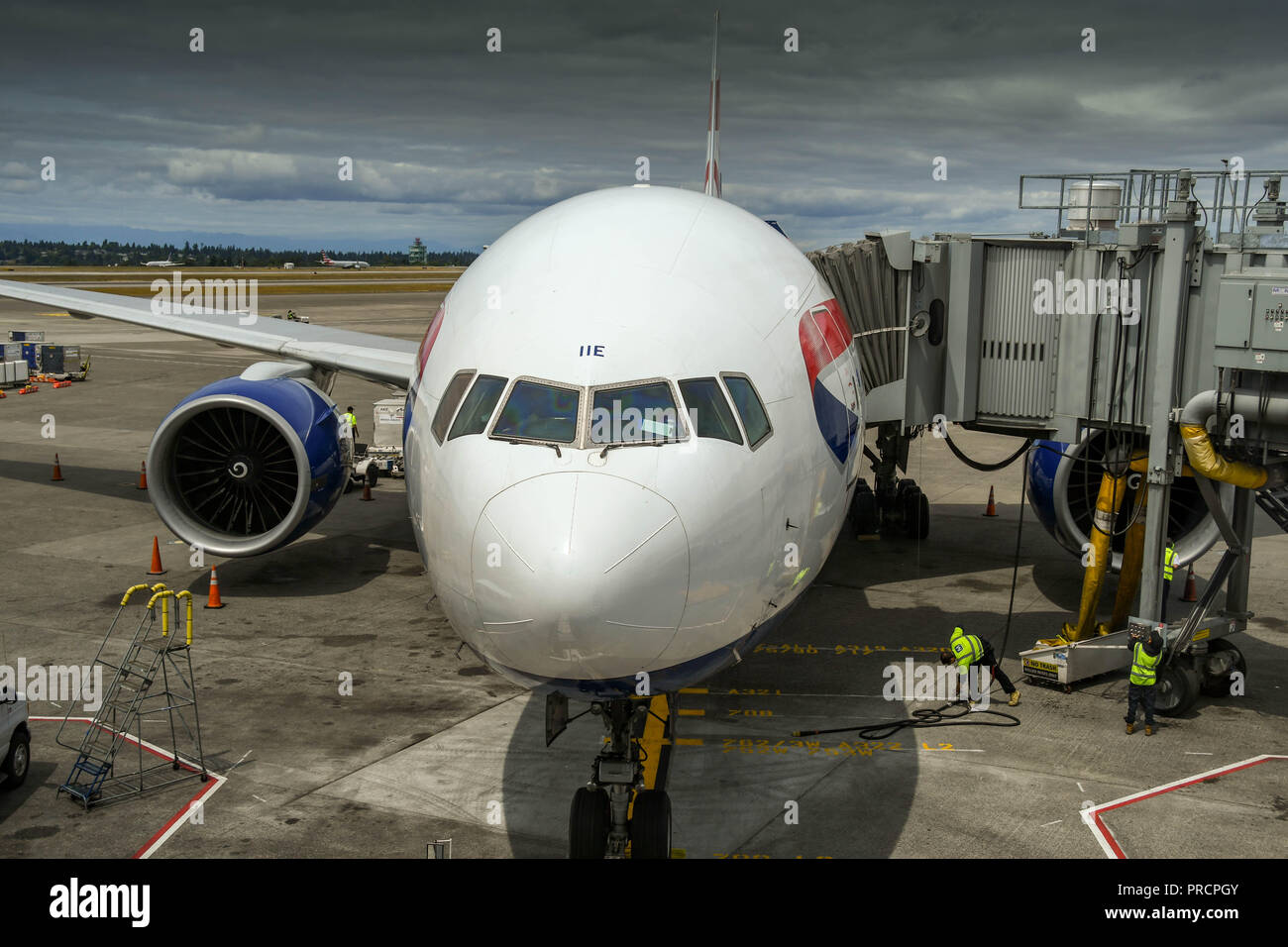 Airplane attached to an airbridge hi-res stock photography and images ...