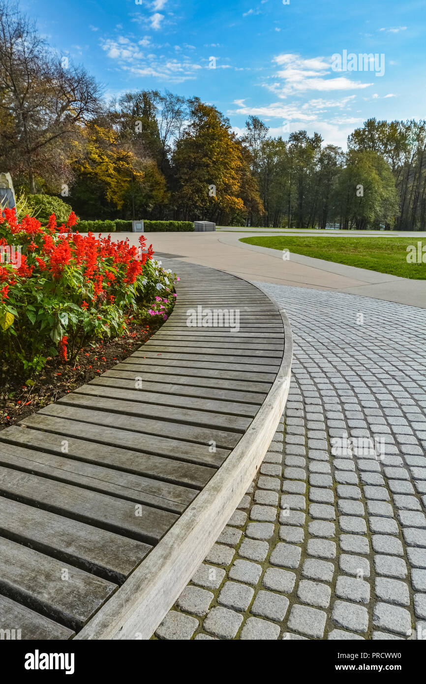 Outdoor curved pathway hi-res stock photography and images - Alamy
