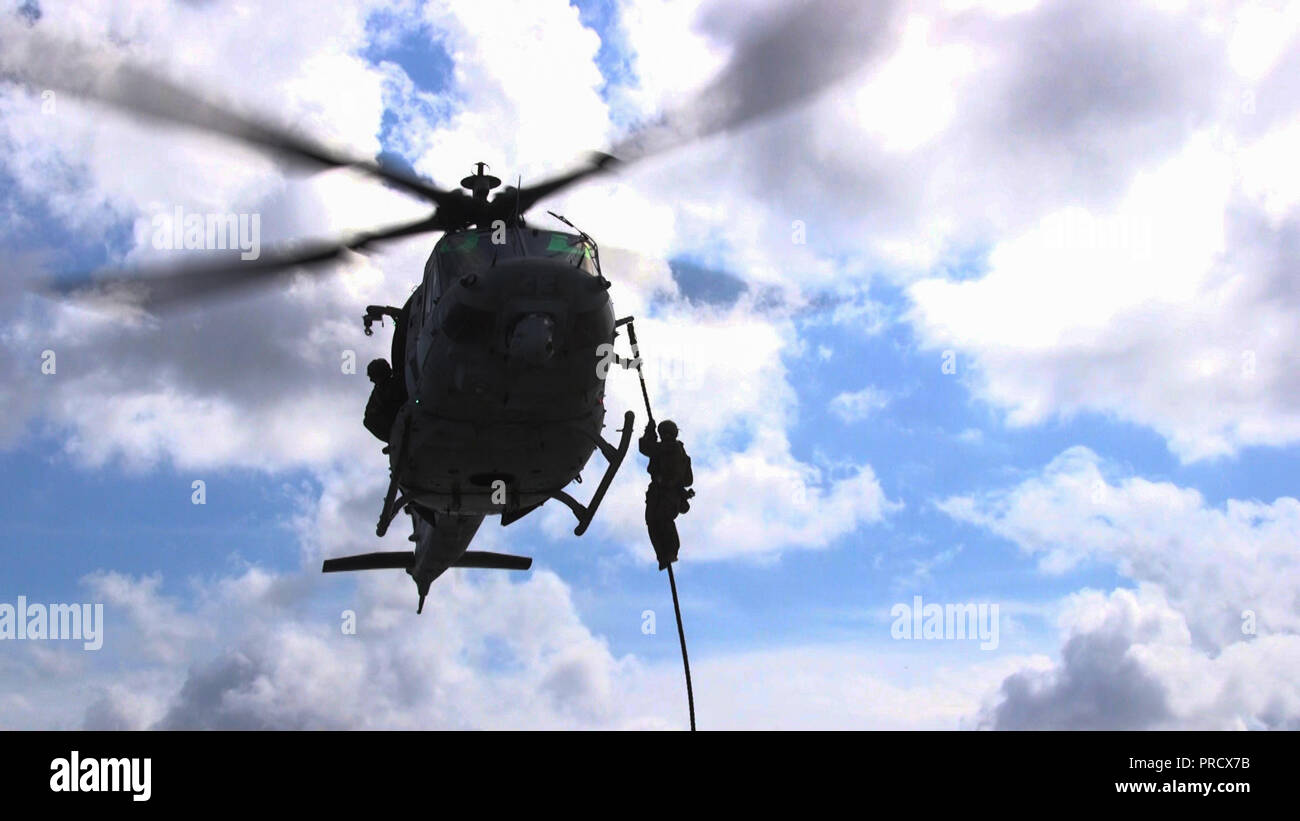 A Marine with the 31st Marine Expeditionary Unit’s Force Reconnaissance ...