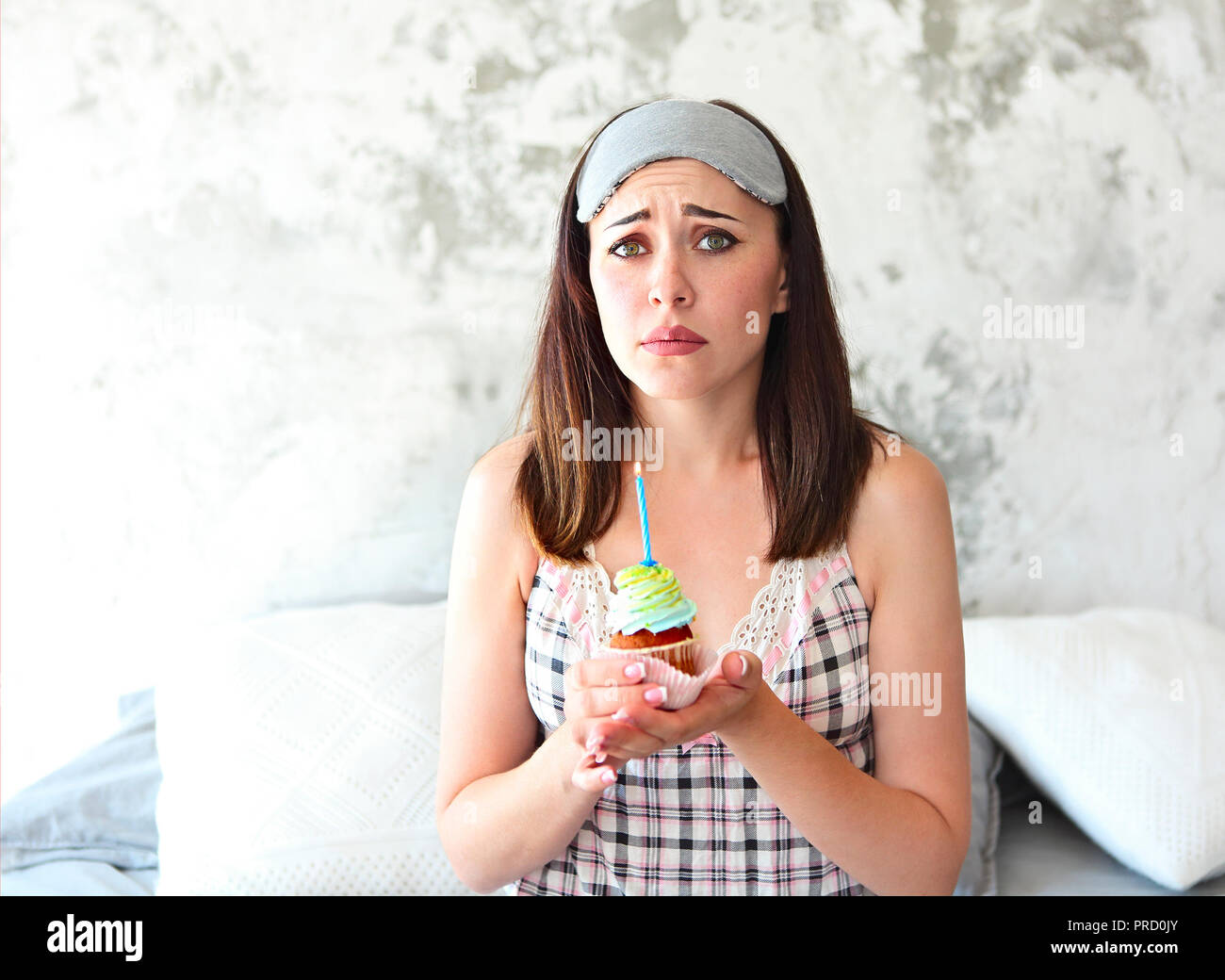 Sad woman counter hi-res stock photography and images - Alamy