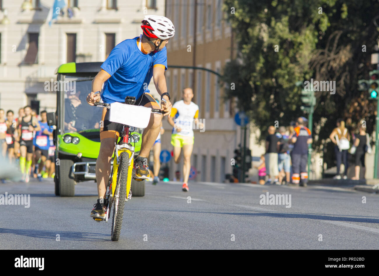 Running race crowd watching hi-res stock photography and images - Alamy