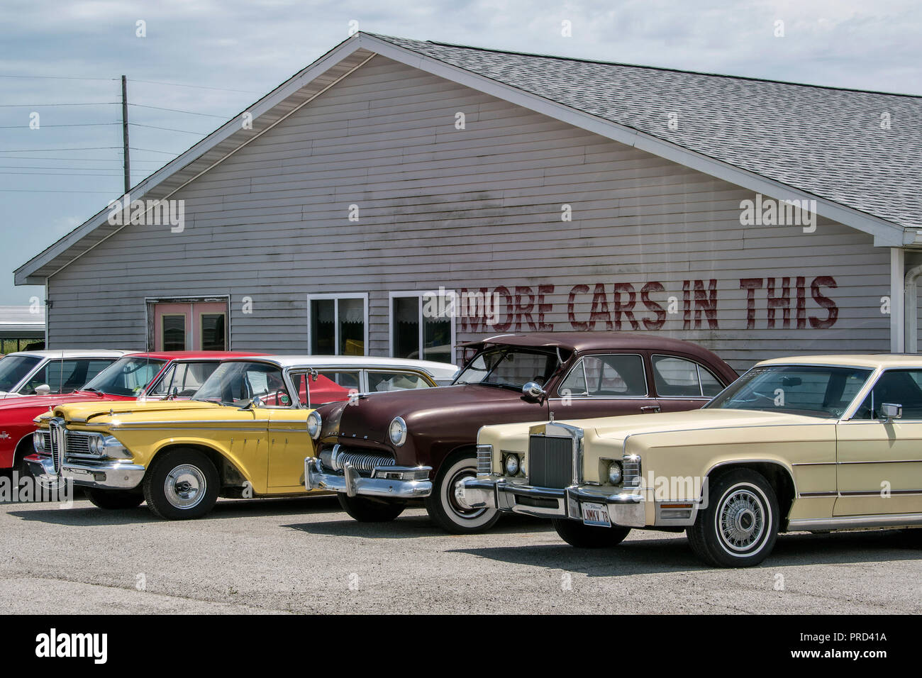 Classic cars at Country Classic Cars LLC car dealership on Route 66 ...