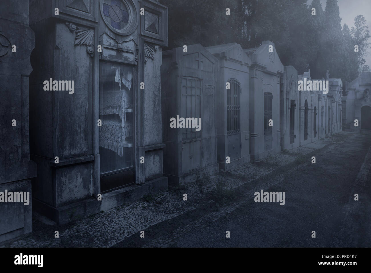 Spooky halloween night foggy cemetery hi-res stock photography and ...