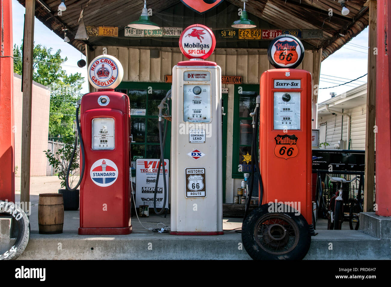 Historic Shea´s Gas Station Museum, next to Fulgenzi´s Pizza & Pasta ...