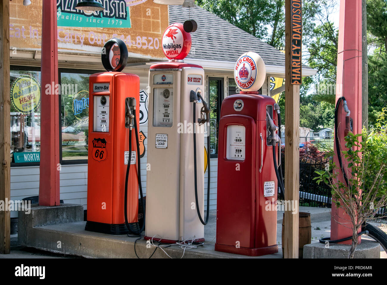 Historic Shea´s Gas Station Museum, next to Fulgenzi´s Pizza & Pasta ...