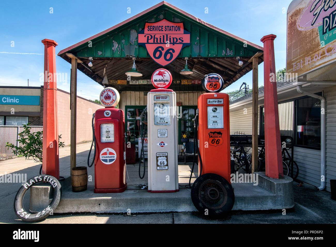 Historic Shea´s Gas Station Museum, next to Fulgenzi´s Pizza & Pasta ...