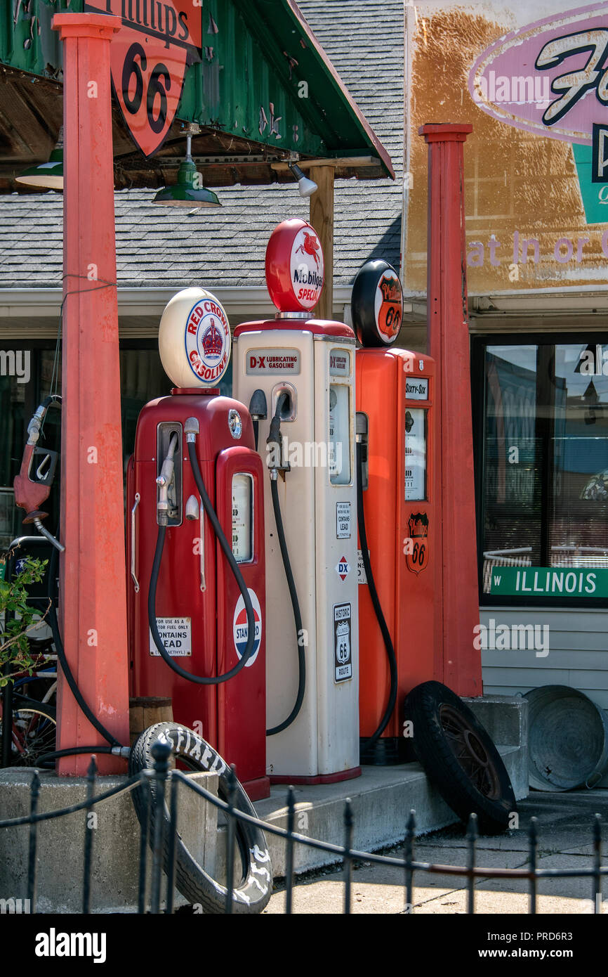 Historic Shea´s Gas Station Museum, next to Fulgenzi´s Pizza & Pasta ...