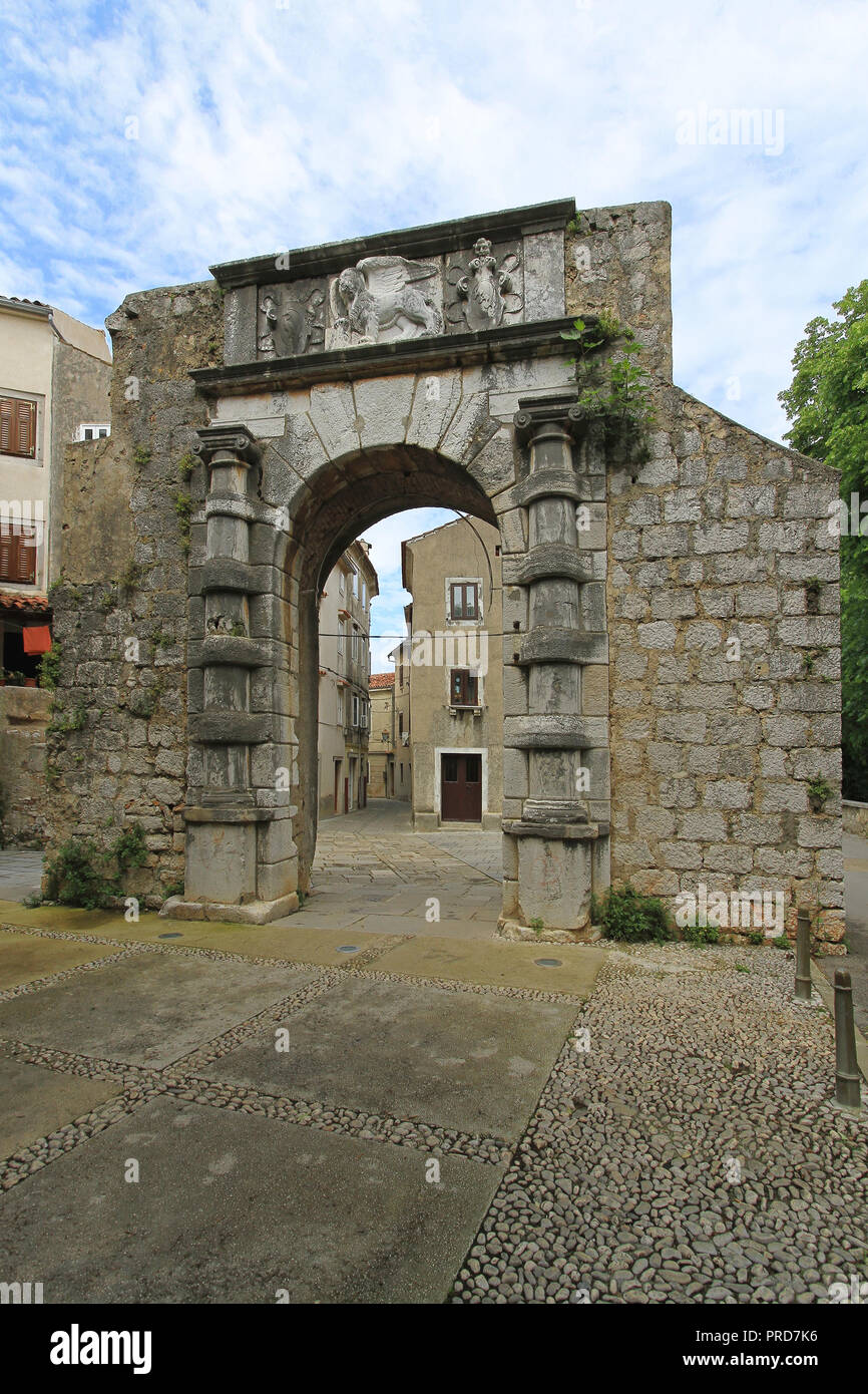 Medieval arch gate entrance to Cres town Stock Photo - Alamy